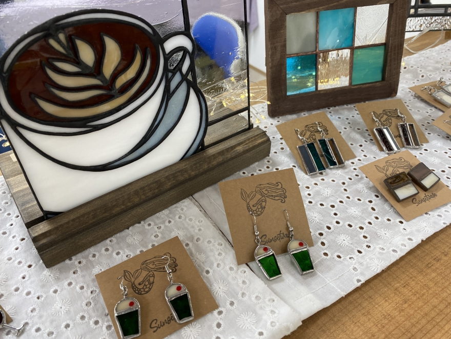 ステンドグラスのように輝く人生 子育て後の第二章を作家として歩む女性 - テレしずWasabee わさびー