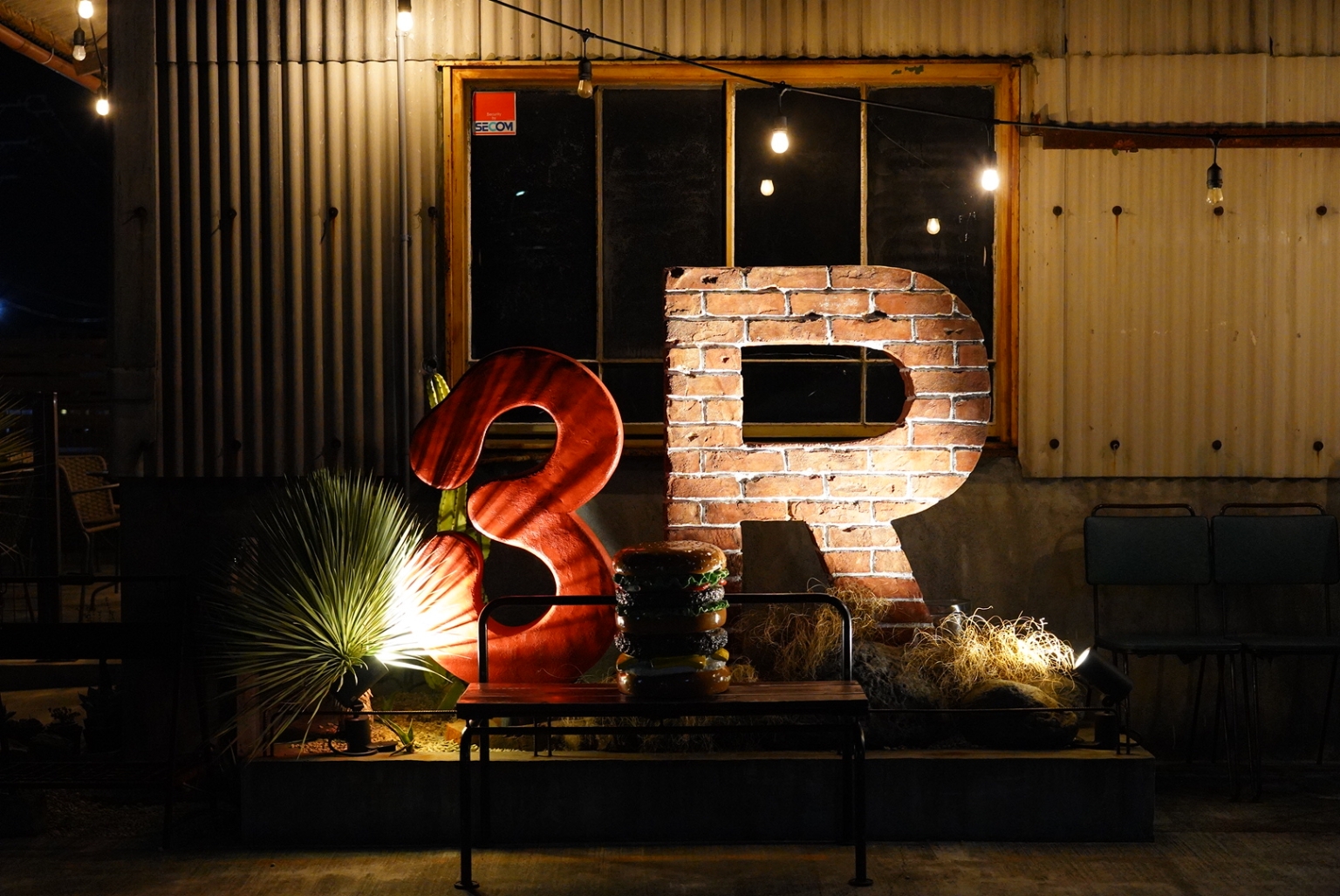 【掛川・3Rings】倉庫をリノベーション！楽しいハンバーガー専門店 バンズに「岡パン」 - テレしずWasabee わさびー