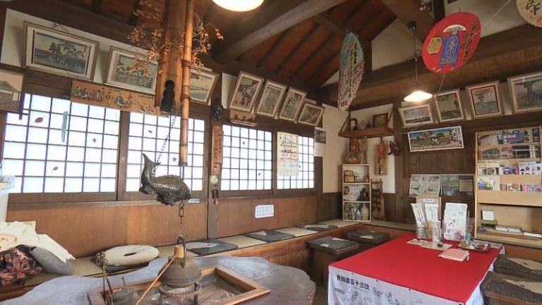 【袋井・どまん中茶屋】旧東海道沿いの無料休憩所 浮世絵モチーフの趣ある建物でお茶を満喫 - テレしずWasabee わさびー